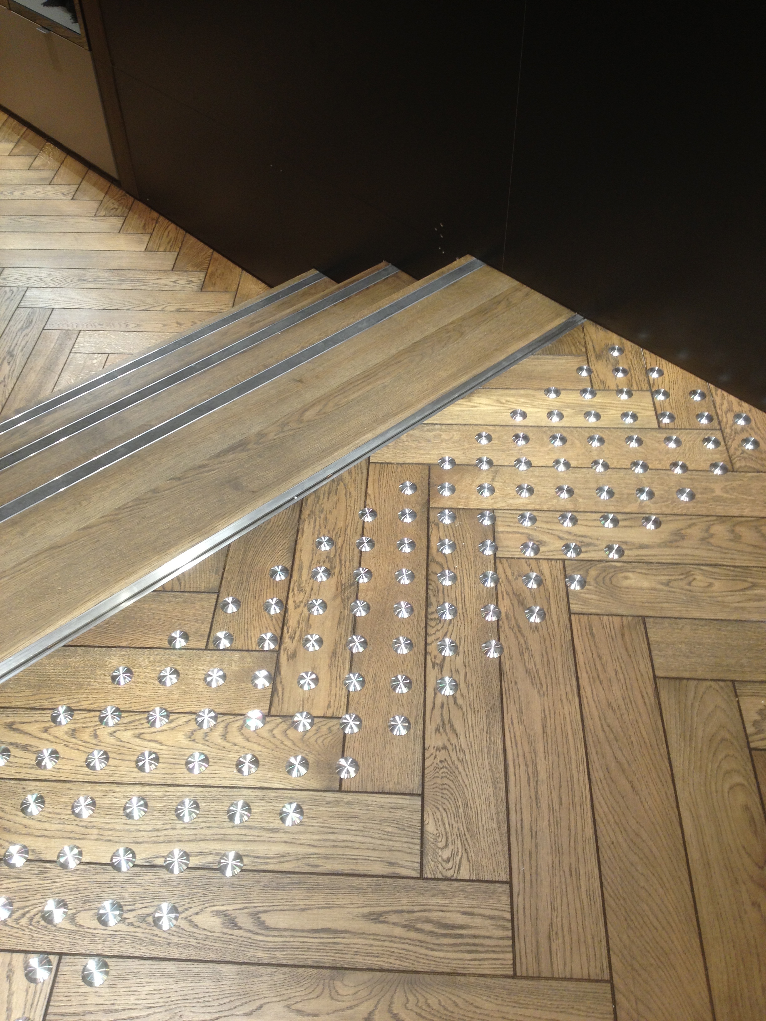 EXPERTISE - CONSEILS - POSE & VENTE POUR LES CLOUS PODOTACTILES ...